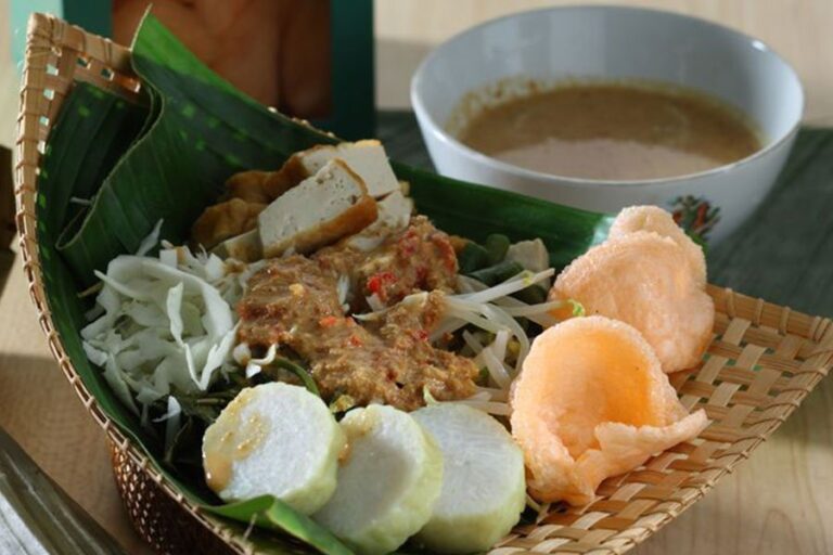 45 Makanan Khas Bandung yang Terkenal Enak dan Bikin Ngiler